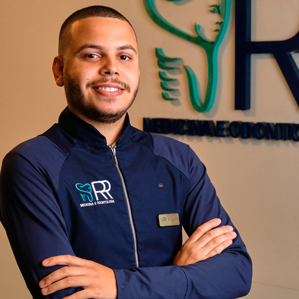 Dr. Lucas Meneses - RR Medicina e Odontologia
